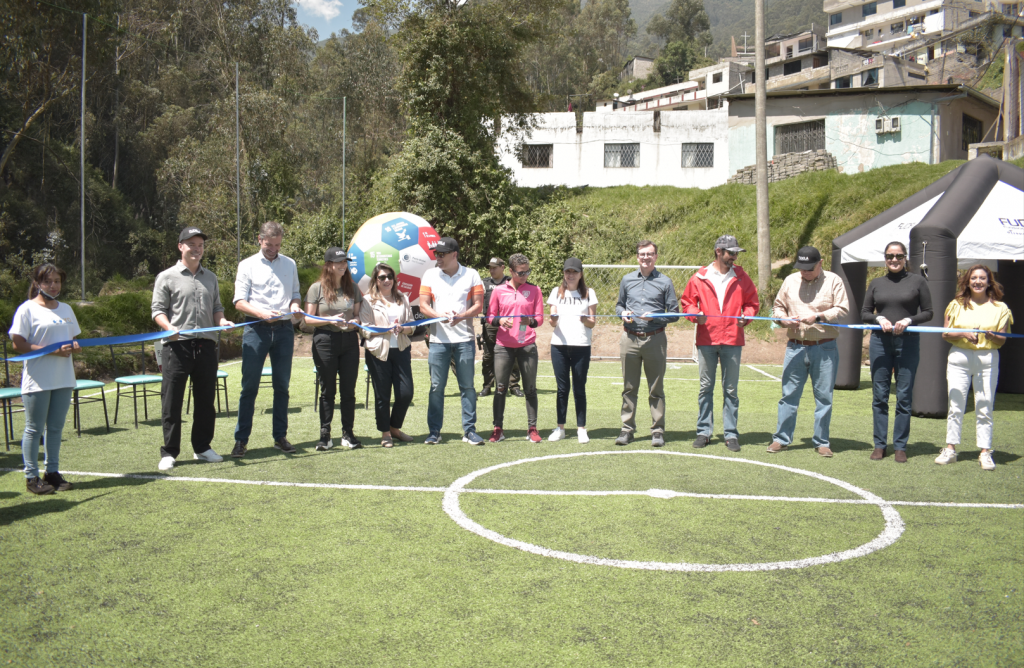 GM OBB Ecuador y sus aliados recuperan cancha de fútbol en Quito